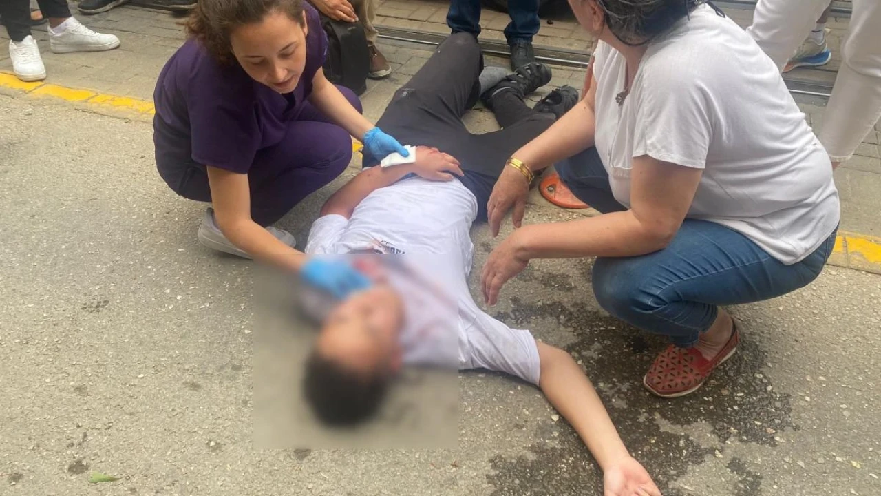 Tramvay Yolunda Feci Kaza: Çocuk Yaralandı - ESKİŞEHİR HABER Tramvay Yolunda Feci Kaza: Çocuk Yaralandı - ESKİŞEHİR HABER